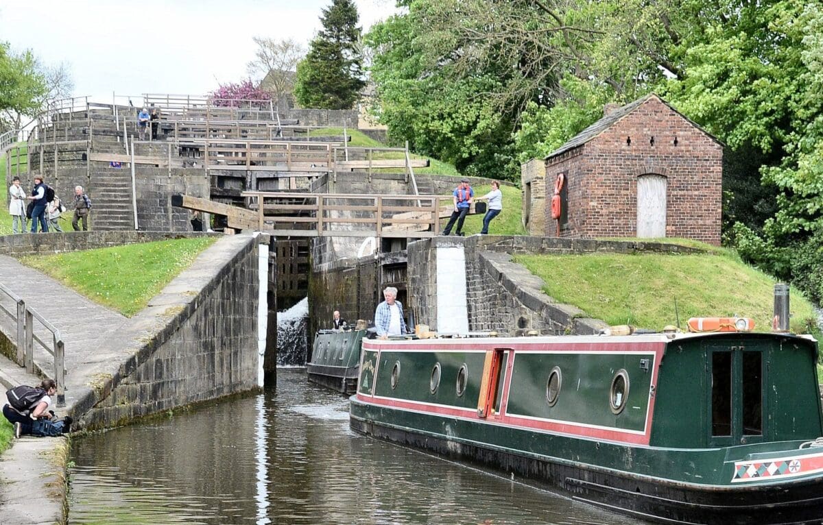 CANAL CHARITY REPAIRS UK’S STEEPEST LOCK FLIGHT AT BINGLEY FIVE RISE ...