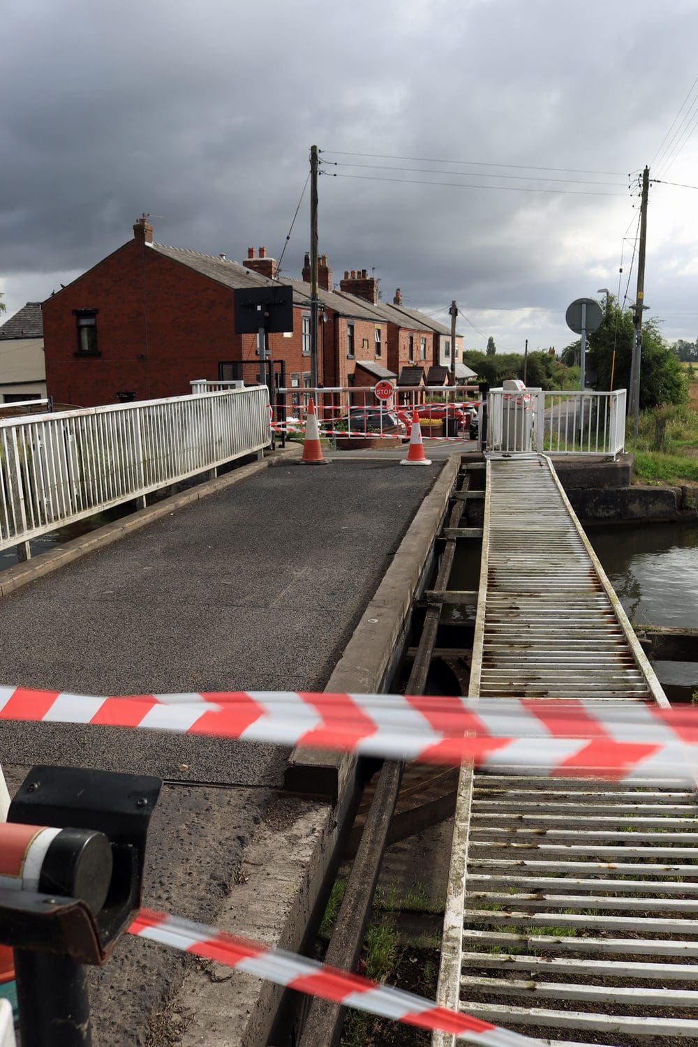 Swing bridge closed after balustrade collapse | Towpath Talk